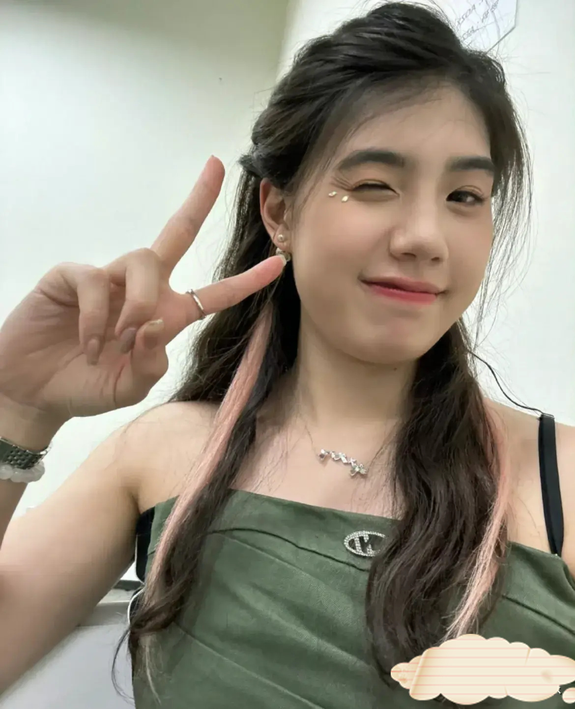 Pan Zhanle and Zhang Yufei watched Eason Chan's concert, took photos and interacted with each ...