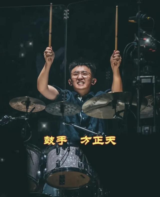 A group photo of Daolang's band at his Chengdu concert. Daolang's pants ...