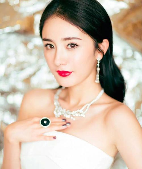 Unexpectedly, in less than a year, the gap between Huang Xiaoming and ...