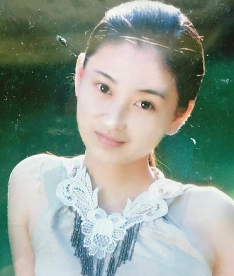 She is Tang Yan's classmate. When she was most popular, she married an ...