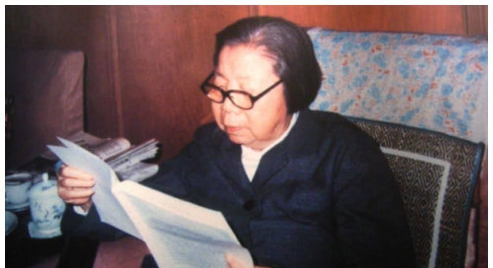 In 1976, after Premier Zhou passed away, Deng Yingchao went to visit ...