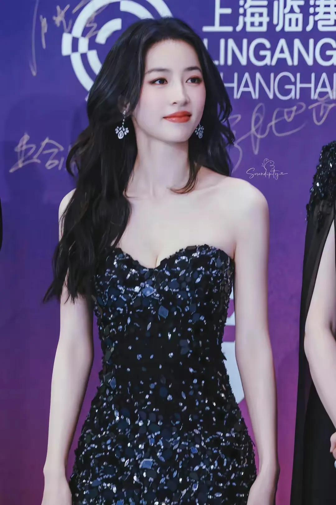 Zhou Yutong's superior figure and fair skin make her full of charm and ...