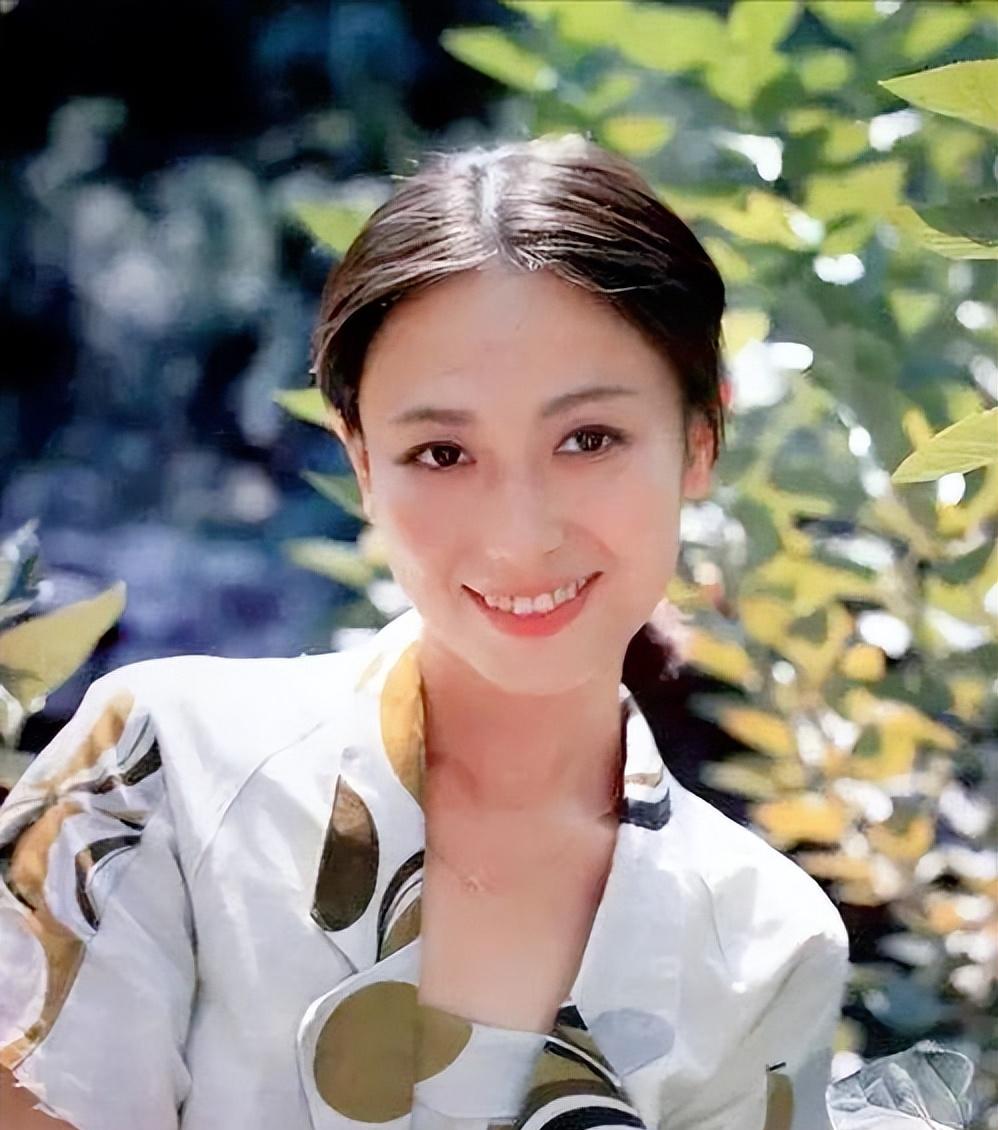 Zuo Ling from "Four Golden Flowers in Pearl Shadow": Her father died of cancer at an early age ...