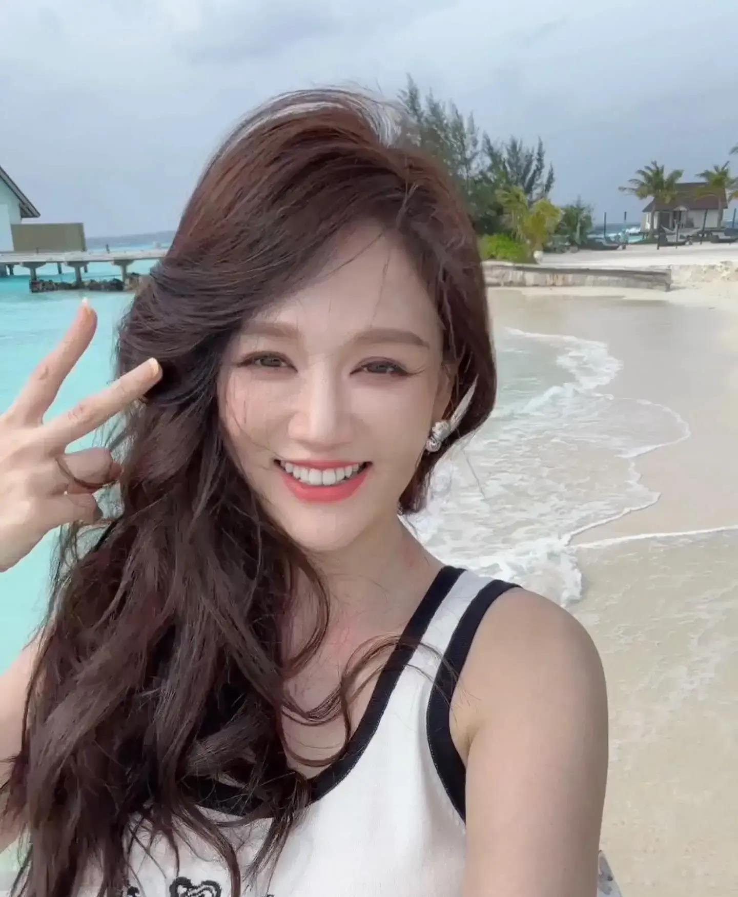 Sweet love overflows the screen, Joe Chen and her husband Alan's ...