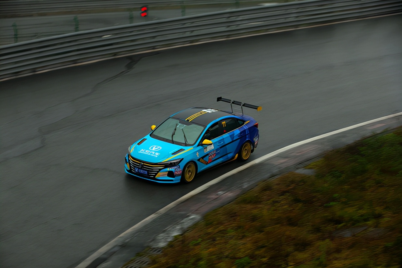 一台1.5T藍鯨發動機有多猛？牽引三輛總重超90噸貨車不費勁 - 頭條匯