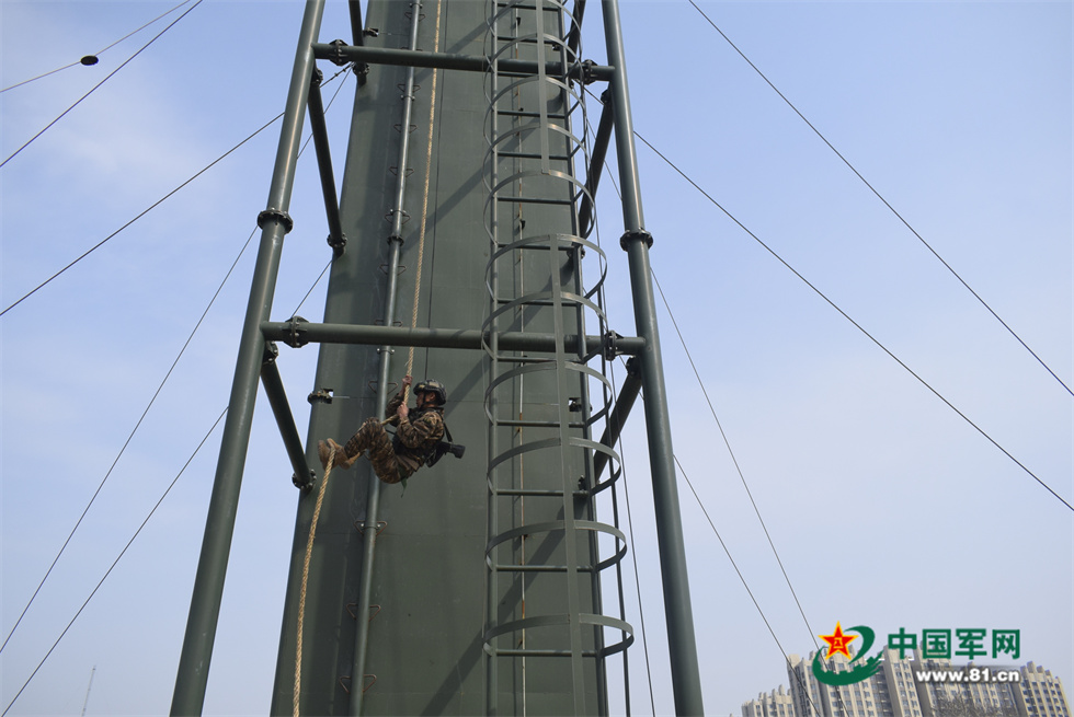 Climbing, passing level ladders, shooting with small weapons, watching ...