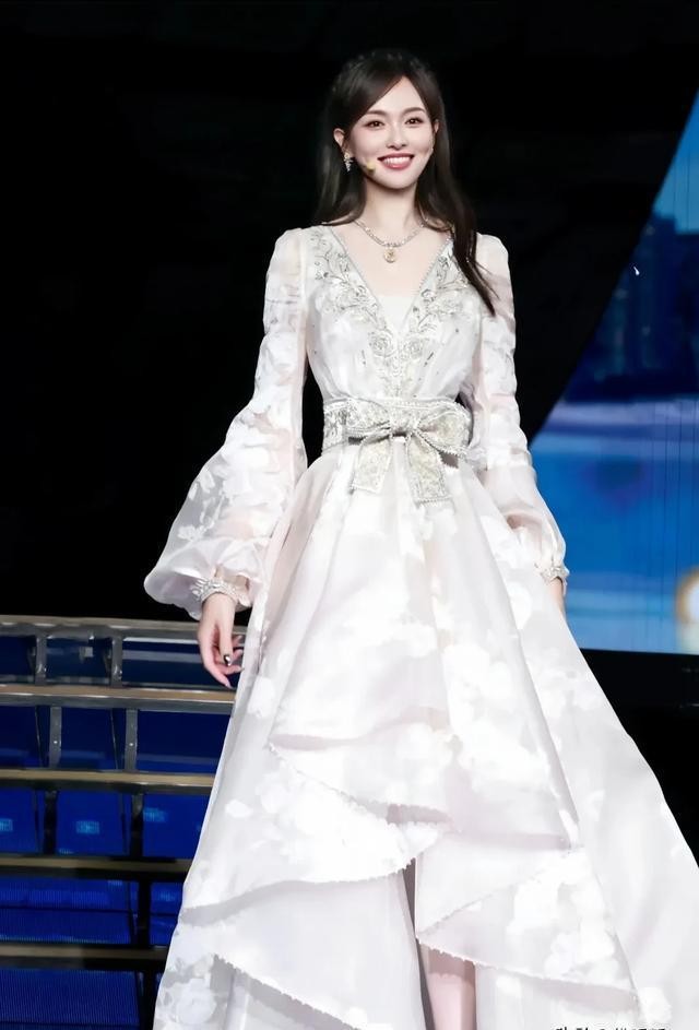 CCTV Mid-Autumn Festival Night, 41-year-old Tang Yan's elegant and ...