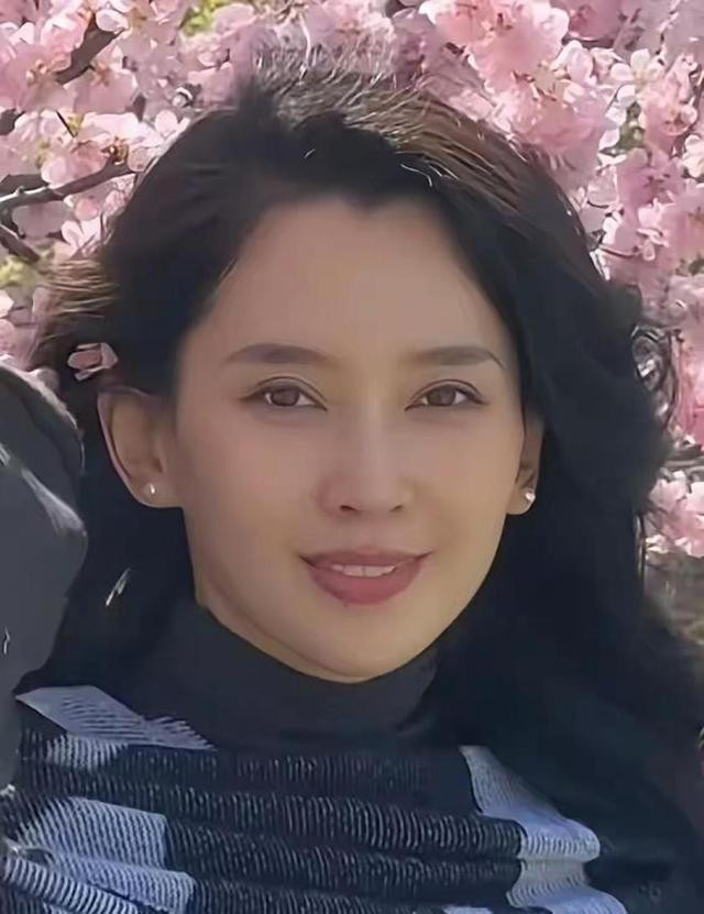 Too high profile! Wang Feng took Li Qiao to meet his parents. The woman was carrying a 5.5w bag ...