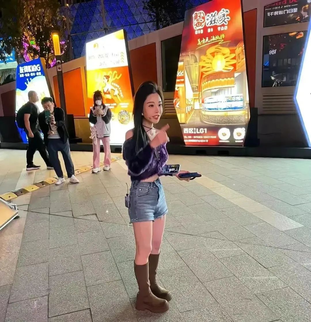 Feng Timo was surrounded and photographed by chance on the street. He ...