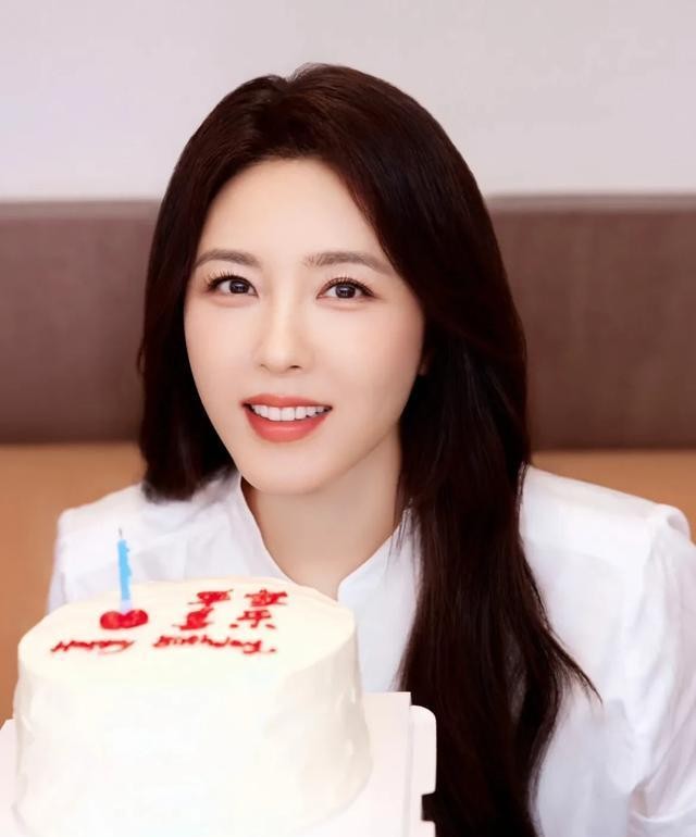 Female stars celebrate Mid-Autumn Festival: Guan Xiaotong has a ...