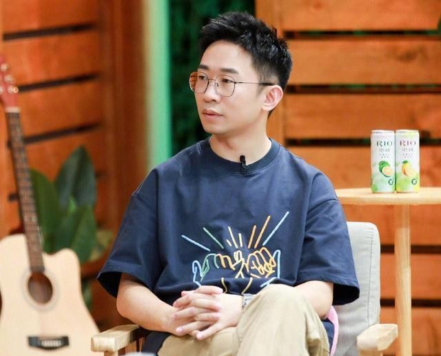 A well-known male star knelt down in public. How miserable is Yang Di ...