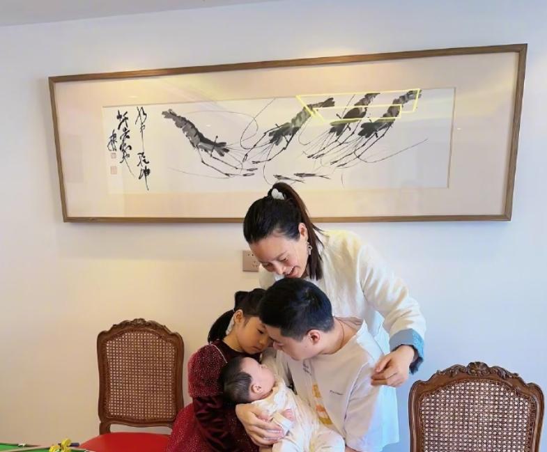 37-year-old Ding Junhui posted a family photo to celebrate his birthday ...