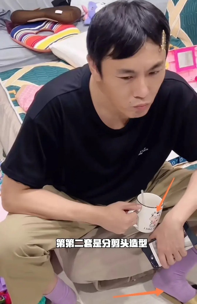Tough guy becomes dad! Qin Hao wears purple socks and holds his baby ...