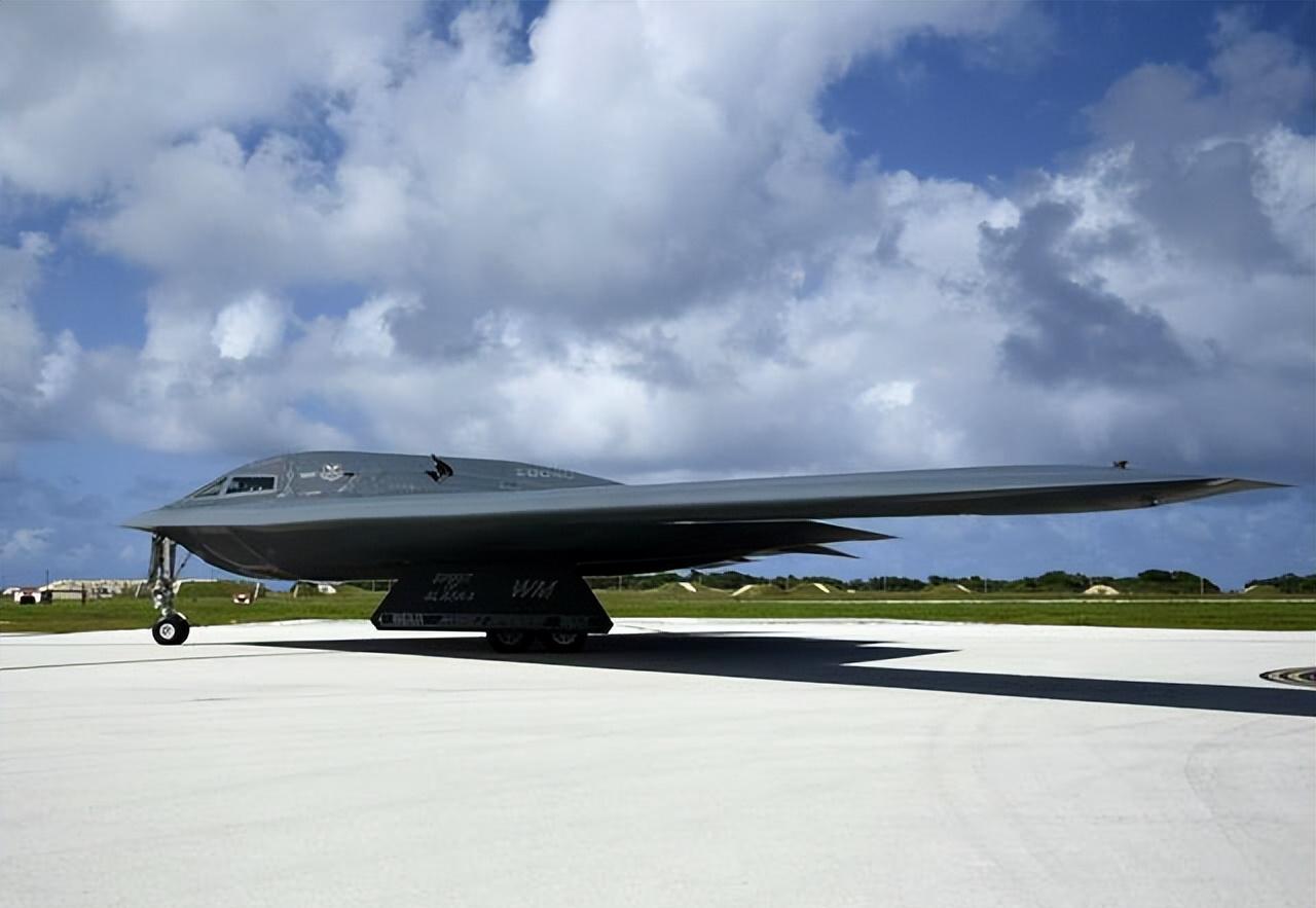 The B2 bomber traveled 55,000 kilometers. In addition to its strong ...