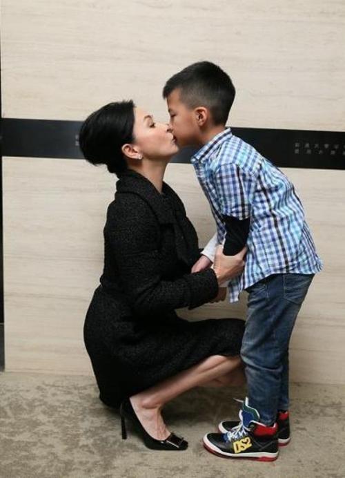 58-year-old Carina Lau and Hu Jun's son take photos again! The man is ...