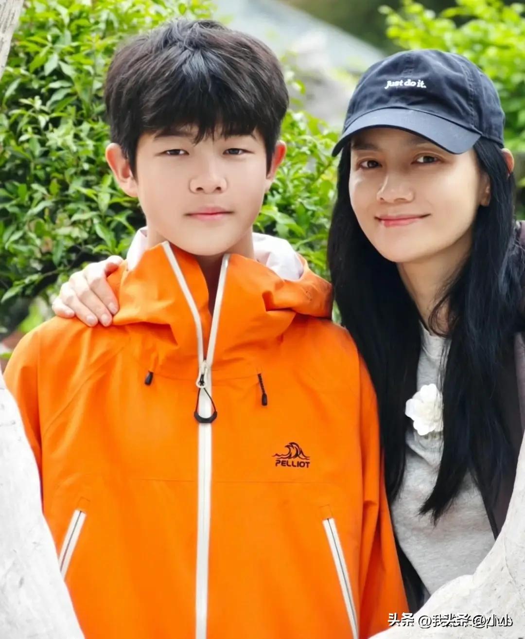 Sha Yi's family checked into Huangguoshu Waterfall. 13-year-old Anji is ...