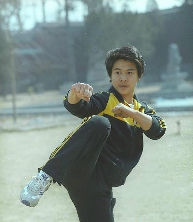 Jet Li gives his eldest brother an annual salary of one million, but his second brother has ...