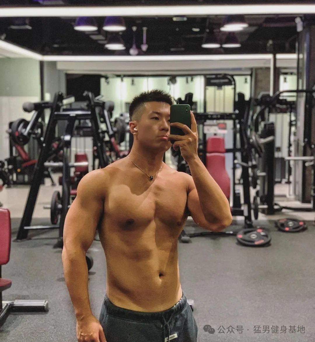 Gary: The ultimate display of mature charm, sunny and handsome under a ...