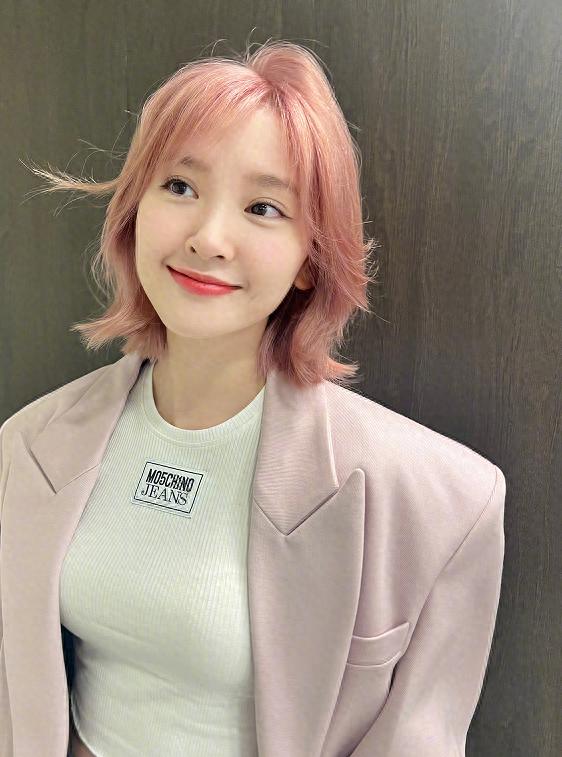 Tang Yixin dyed her hair pink, her dimples are super sweet when she ...