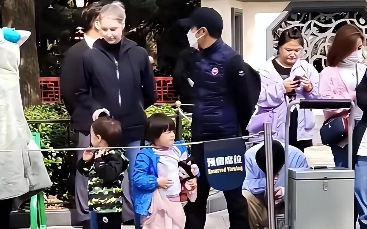 Sa Beining's family of four went out shopping. The mixed-race twins are ...