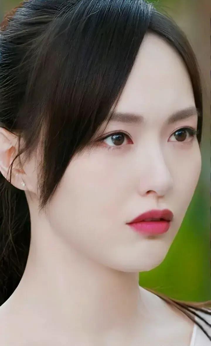 Tang Yan is a high-profile beauty star whose beauty and talent have fascinated countless people ...