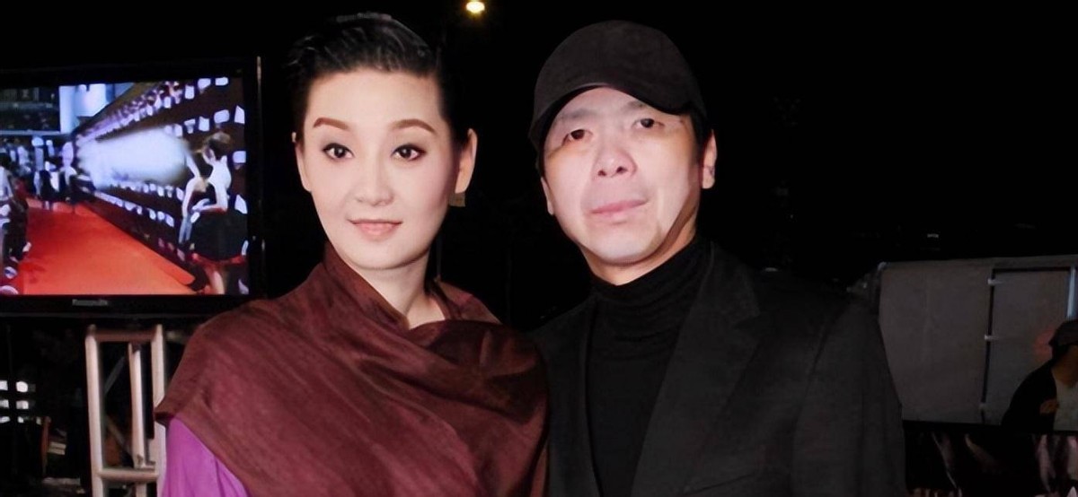 57-year-old Xu Fan kisses 66-year-old Feng Xiaogang. Behind the love is ...