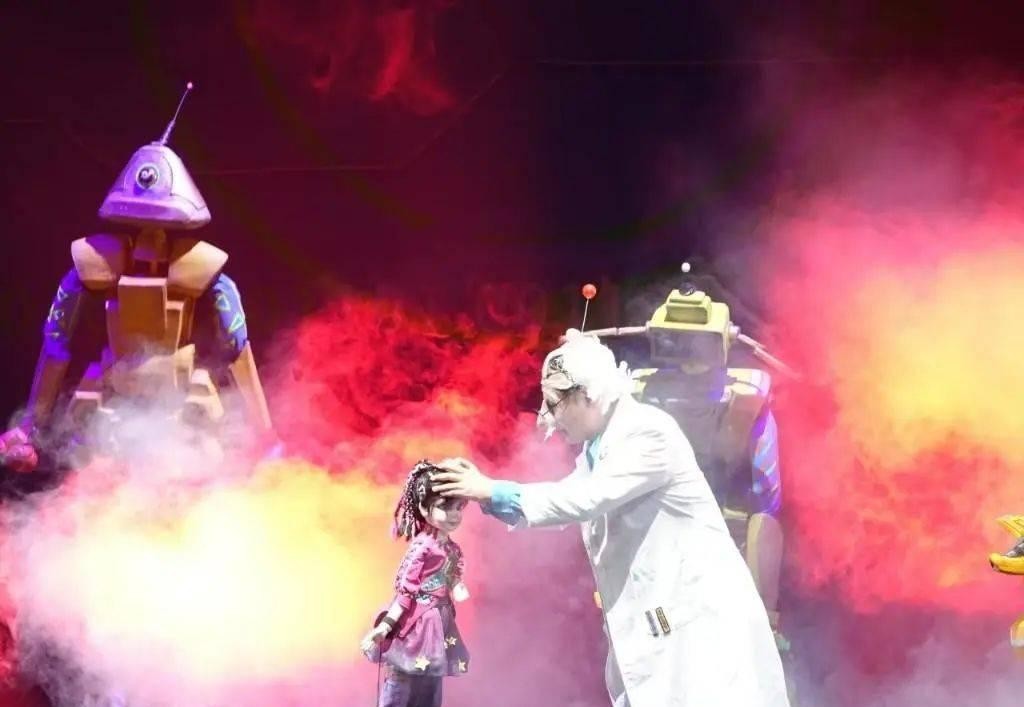 The large-scale musical puppet show "Who is the Champion" premiered ...