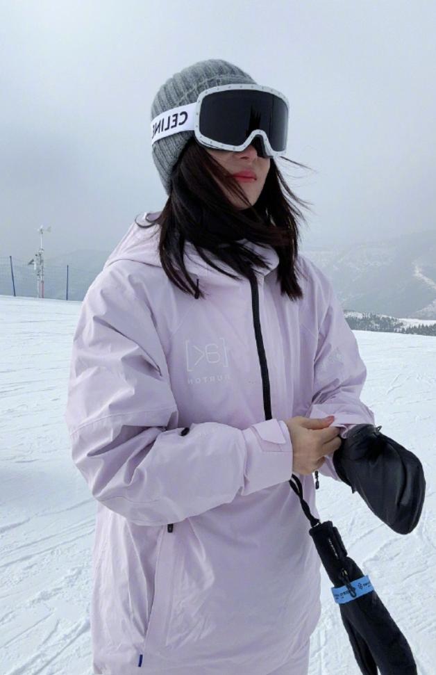 37-year-old Yuan Shanshan eats kebabs at the ski resort! It's hard to ...