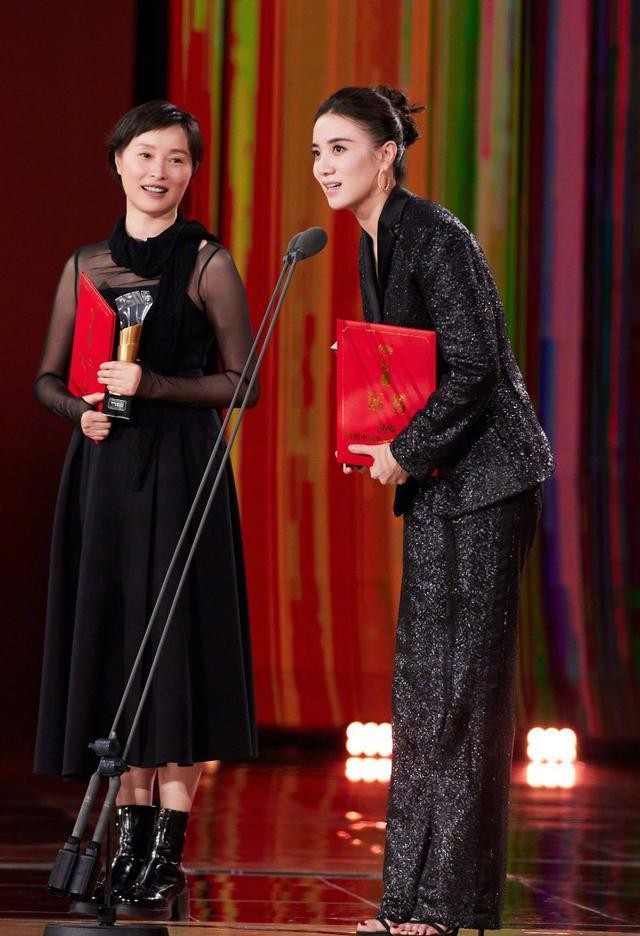52-year-old Wu Yue and Song Jia are in the same frame. She is smaller ...