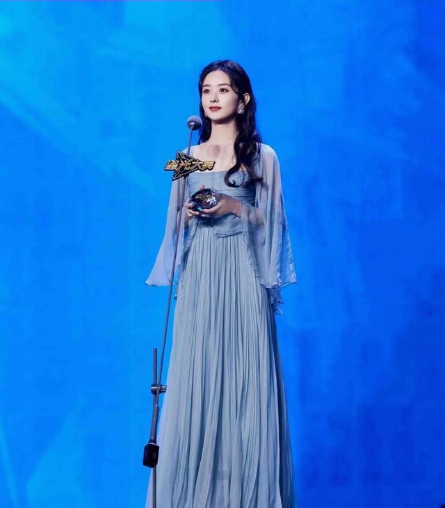 In the Feitian Awards, Yan Bingyan, sitting behind Tang Yan, showed the ...