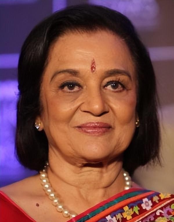 How are the male and female protagonists of the old Indian movie ...