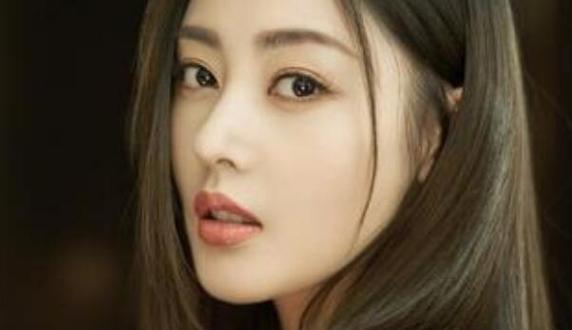 Li Wenjing, a 48-year-old CCTV host, has been wearing a wig for more than 10 years. She and her ...