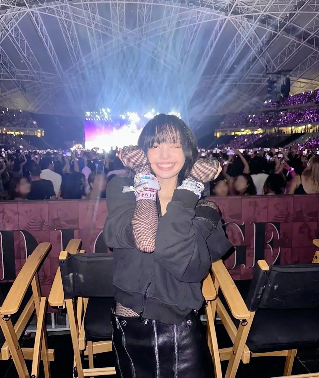 Fantasy linkage? ! Lisa took a selfie with Taylor Swift backstage at ...