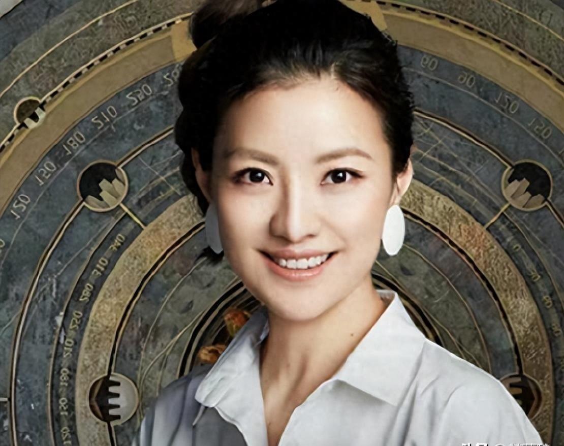 She was once the most beautiful host on CCTV. She lived with Sa Beining ...