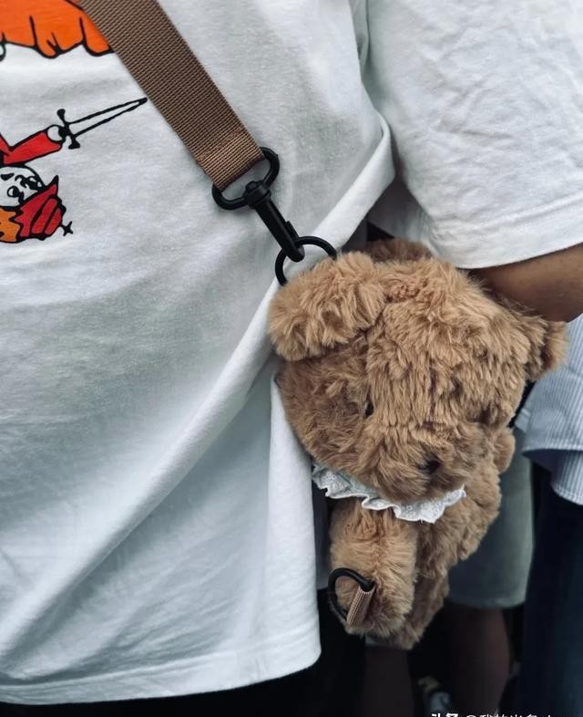 Dong Jie returns to Dalian to watch the music festival. Ding Ding ...