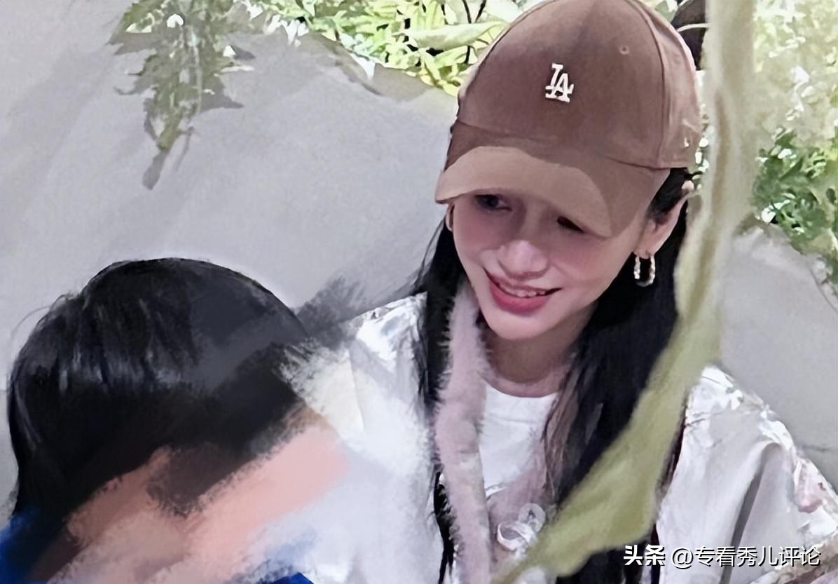 Zhang Suxia: My son is the big star Huang Xiaoming. After he divorced ...
