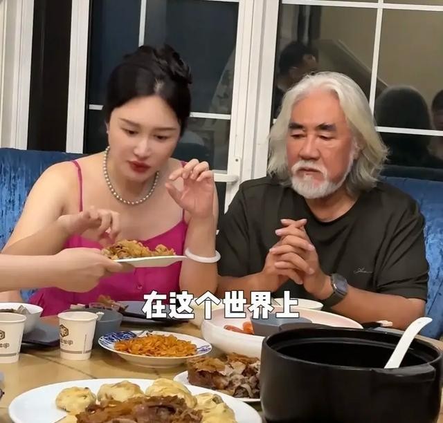 Du Xinglin posted a family photo, with a big belly but still beautiful ...