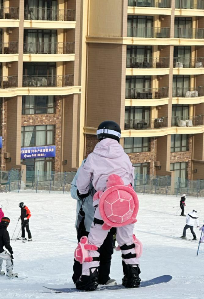 37-year-old Yuan Shanshan eats kebabs at the ski resort! It's hard to ...