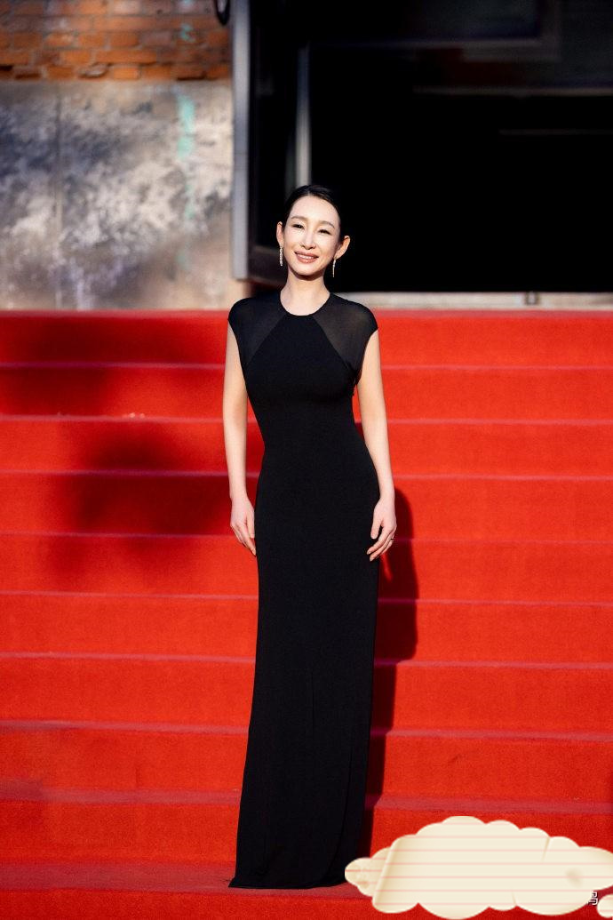 On this day in Pingyao, Ye Tong's back and Ma Su's chest were ...