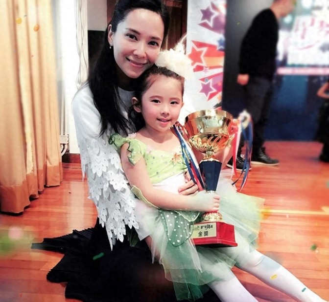 Sonija Kwok shares family photo to celebrate Mid-Autumn Festival! 12 ...