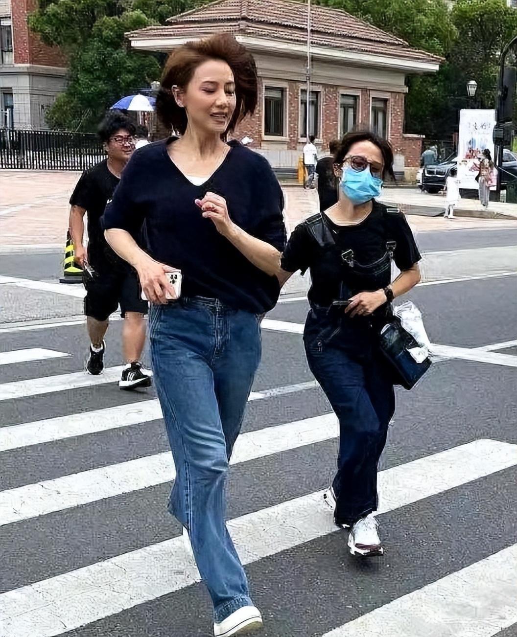 Gao Yuanyuan was captured while crossing the road, and her unsuspecting ...