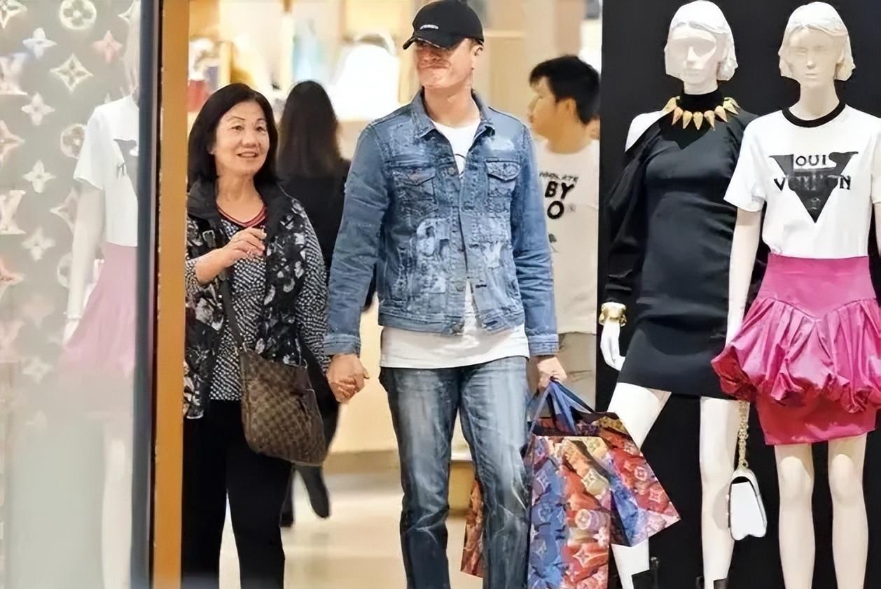Grandma Tang Luowen's consumption situation is exposed: she goes out ...