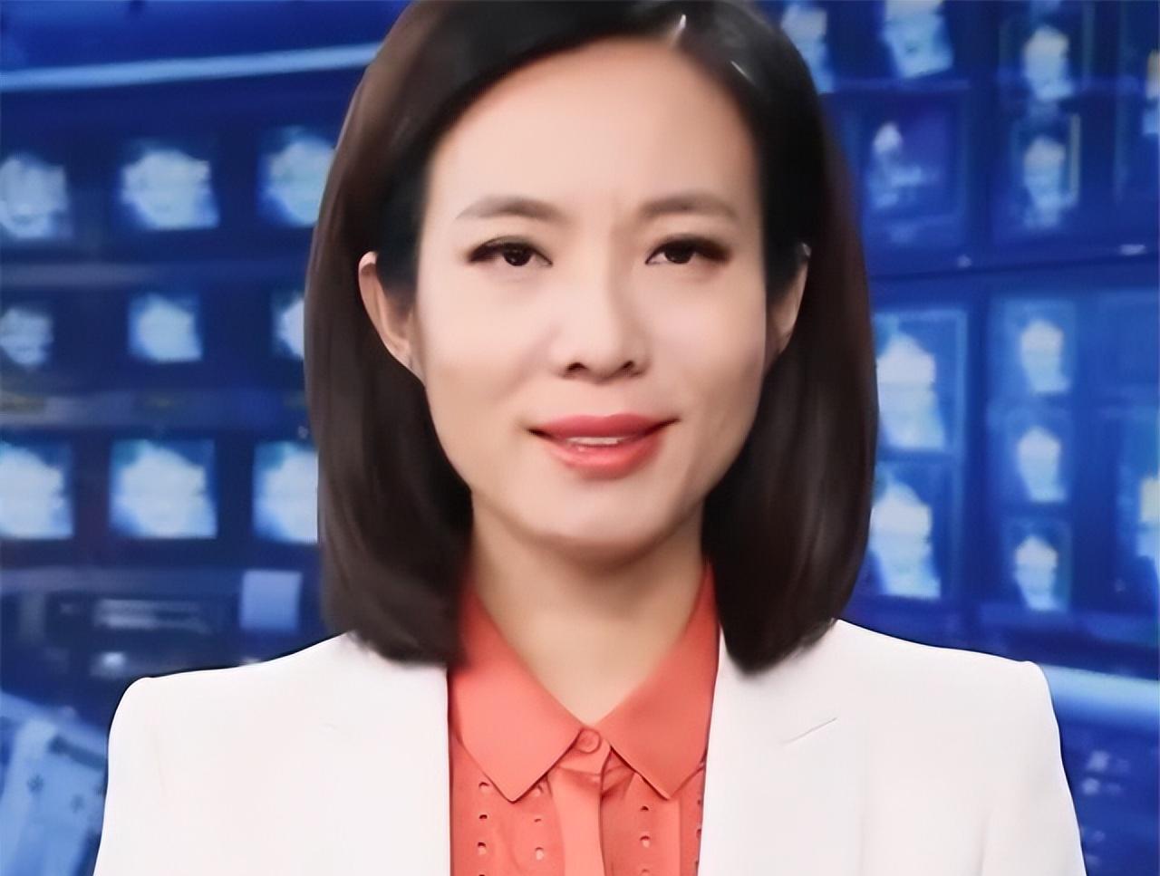 A recent photo of CCTV host Zheng Li. She looks outstanding, dignified and beautiful, and has ...