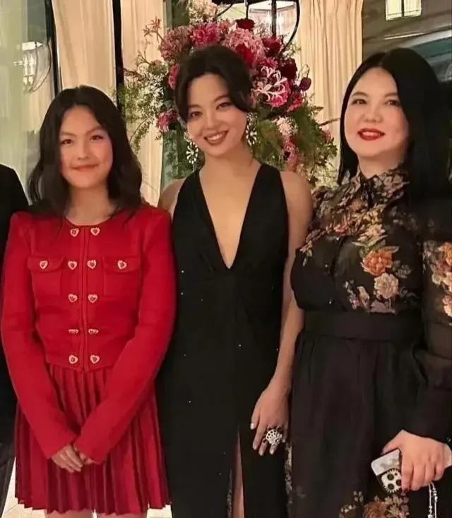 Wang Shiling celebrates her 15th birthday. Wang Yuelun and Li Xiang ...
