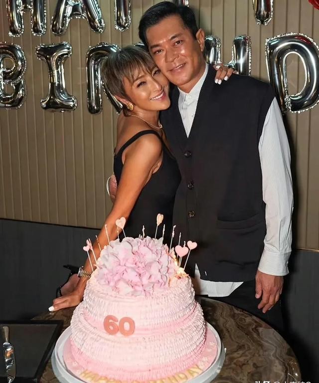 Hong Kong socialite birthday party, the pampered Dou Jingtong shows her ...