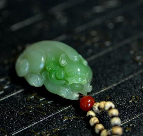 Jade carving of mythical beast - a detailed description of Pixiu - iMedia