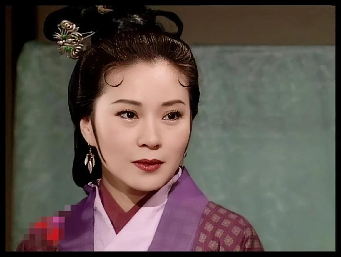 Athena Chu: I must be the most beautiful Huang Rong. As for the busty ...