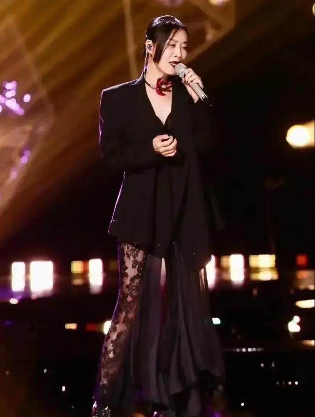 Na Ying's concert in Macau, fans held up a banner: Na Ying, you are the ...