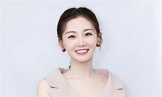 She is a "Feng girl" and a top student in dance. After becoming famous ...