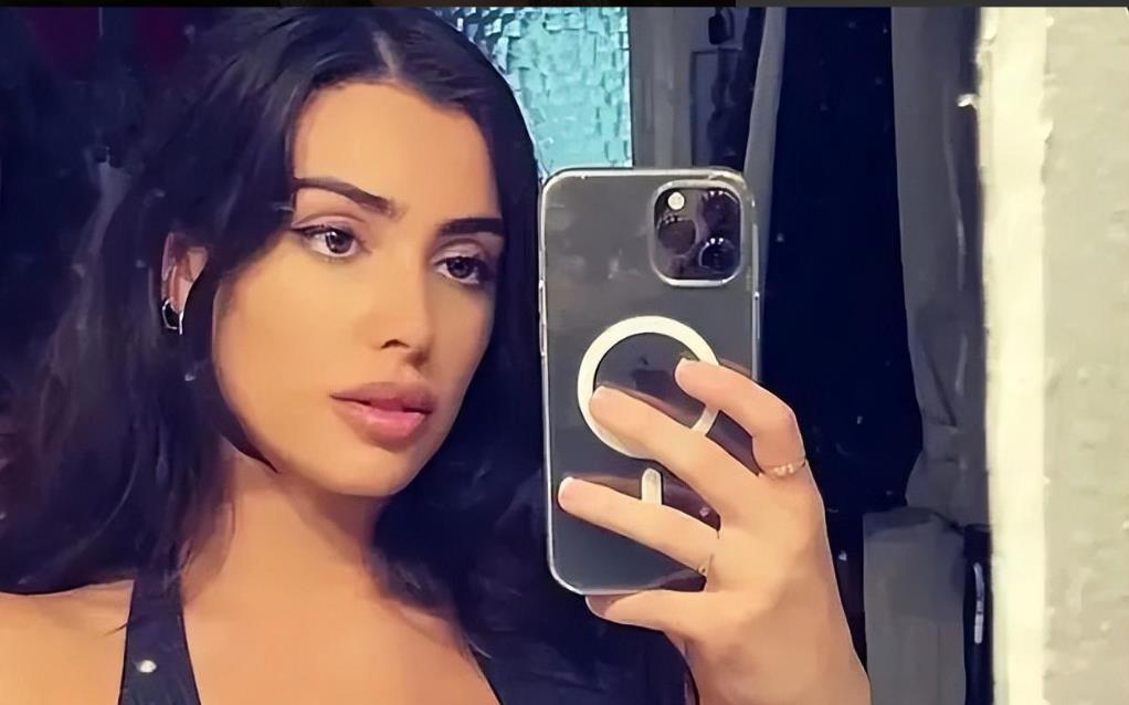 Kanye shows off his little wife in the New Year! 28-year-old Bianca ...